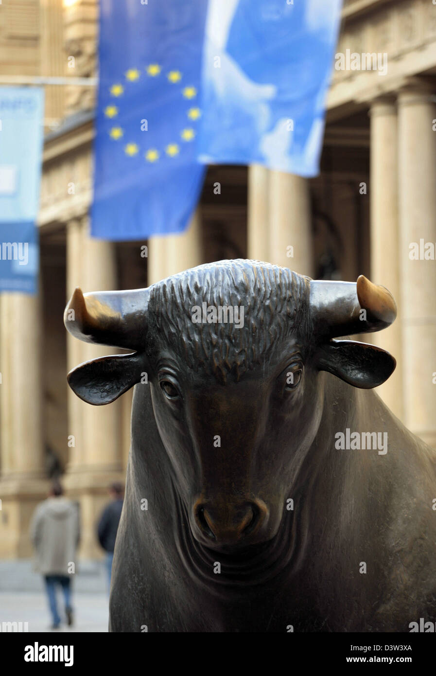 The photo shows the bull of the sculpture 'Bulle and Bear' in front of ...