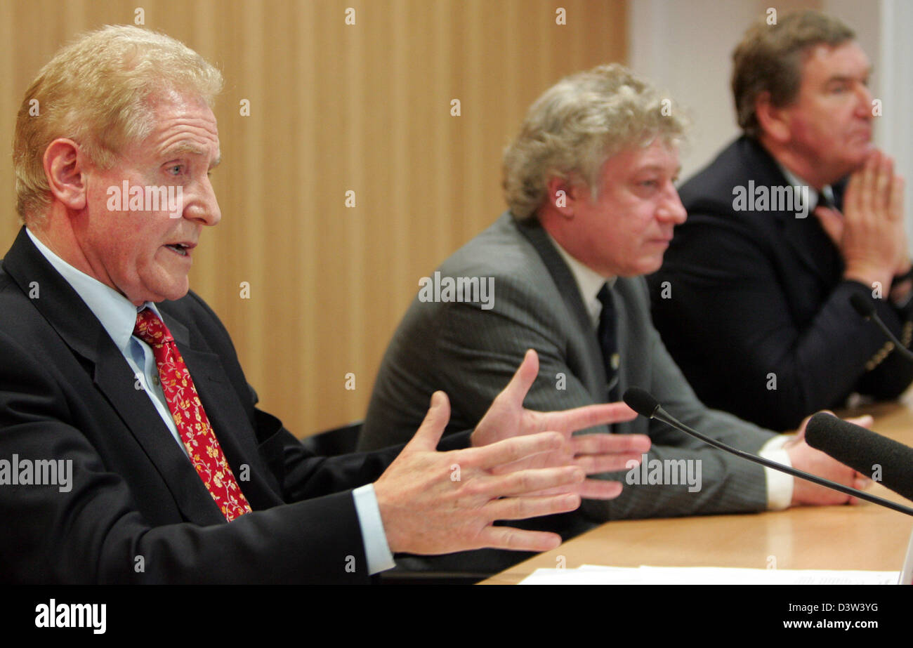 Rudi Pawelka (L), CEO of the former owner association 'Prussian Claims ...