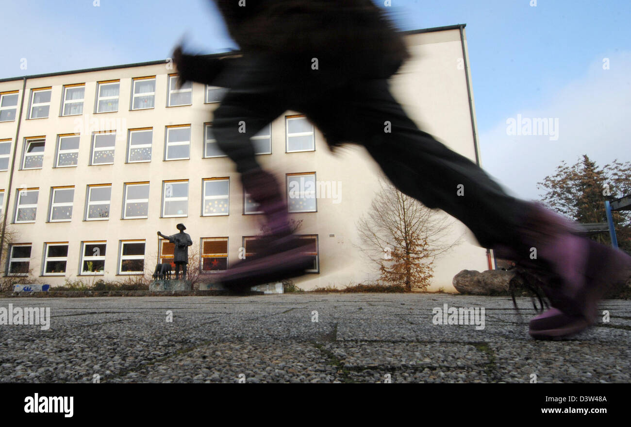 School runs hi-res stock photography and images - Alamy