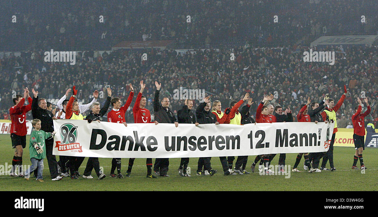 The whole team of Hanover 96 thanks their supporters with a giant ...