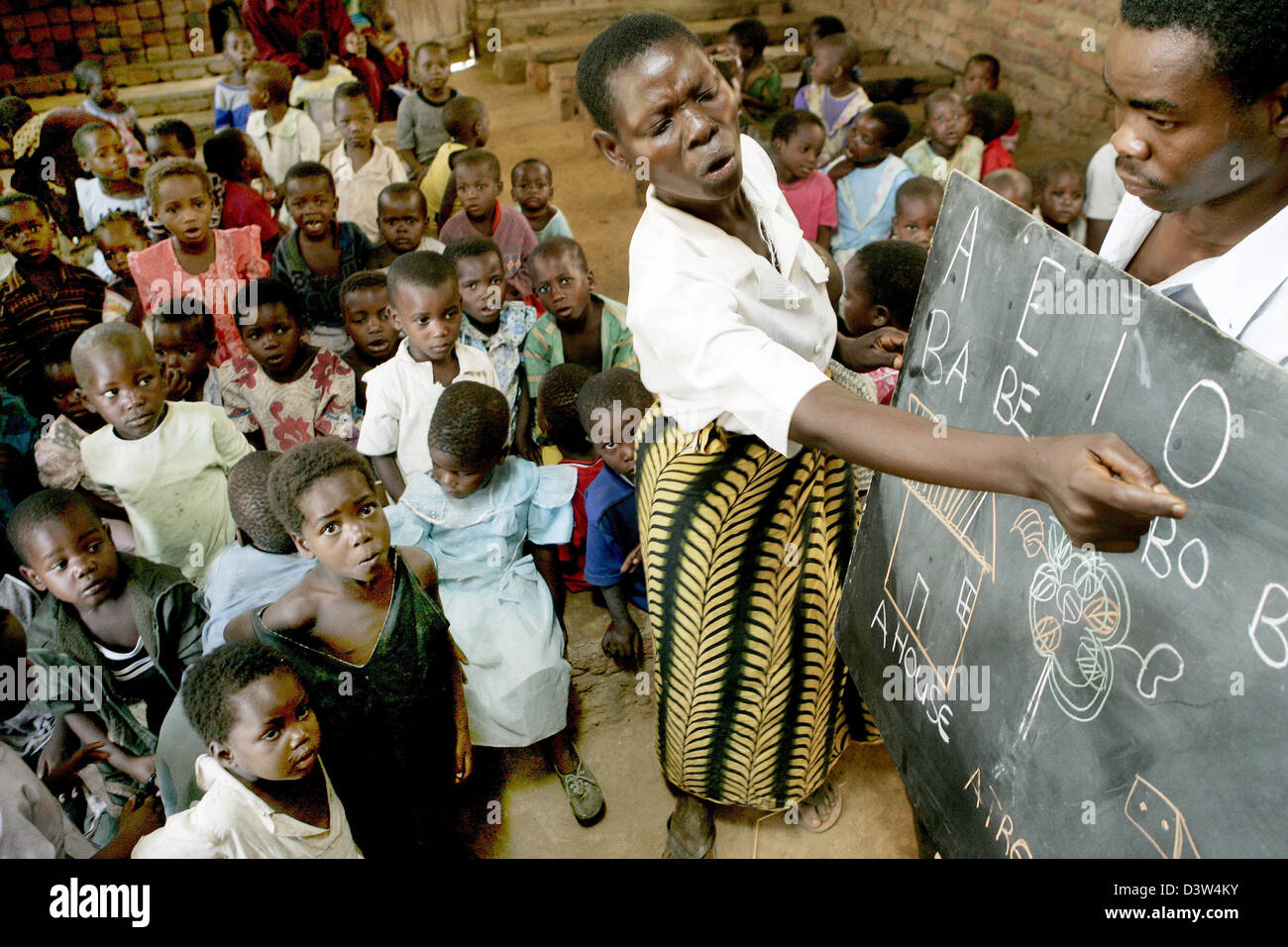 Malawi school children in classroom hi-res stock photography and images ...