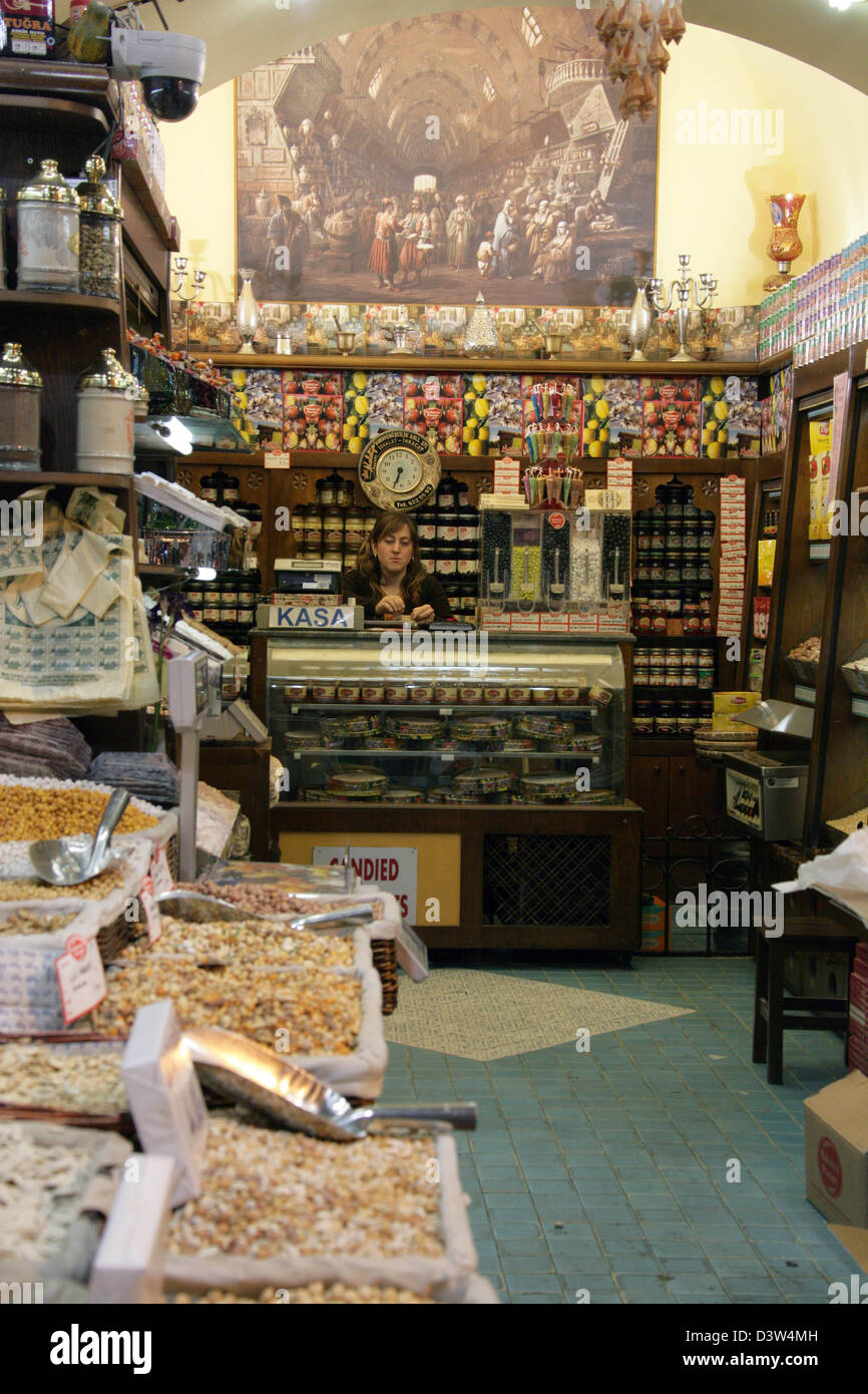 (dpa file) - The view into a typical shop selling spices and Turkish ...