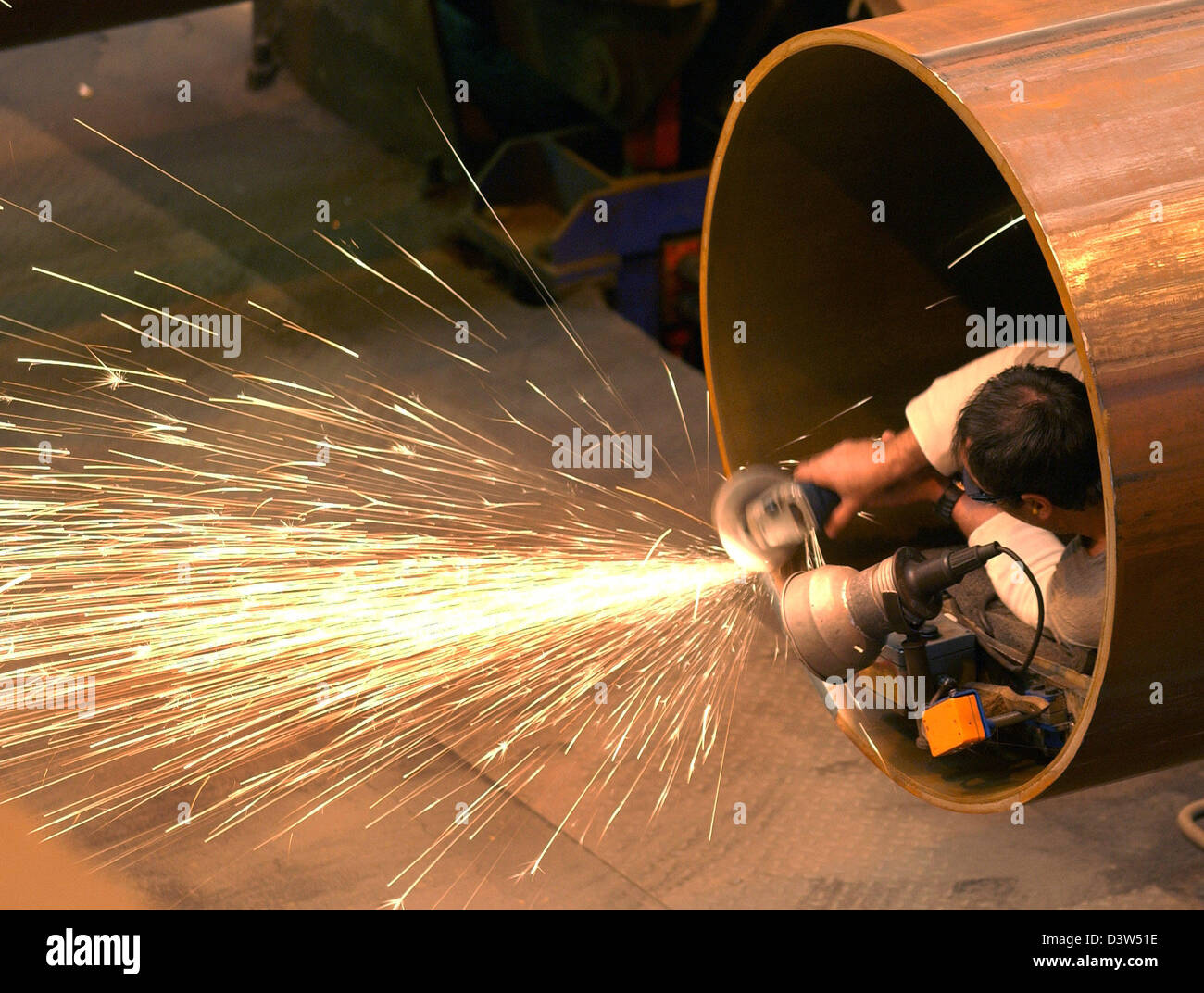 An employee photographed during revision welding at Mannesmann-pipes ...