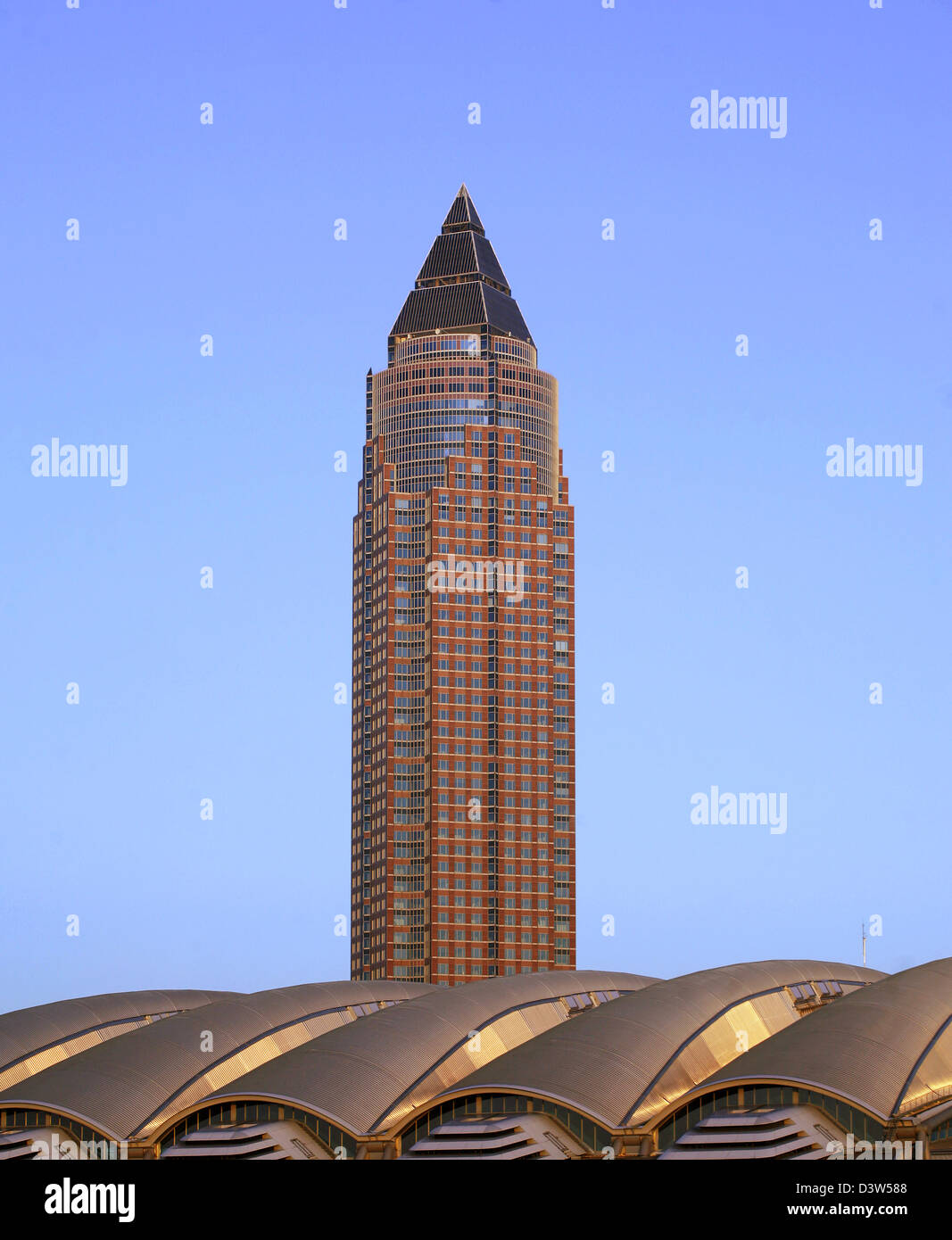 The picture shows the Messeturm (Fair Tower) behind the new Messehalle ...