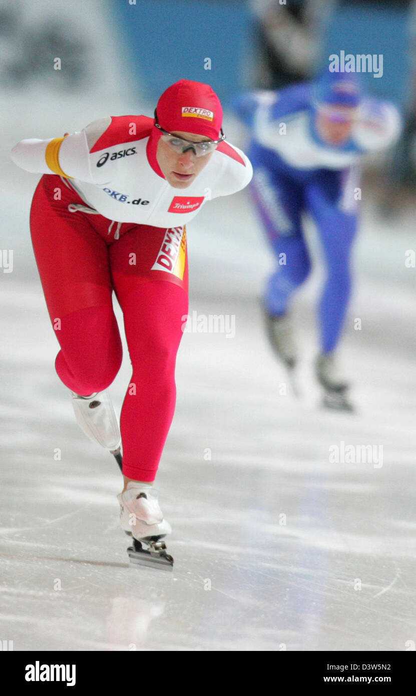 German speed skaters Anni Friesinger (L) and Claudia Pechstein are ...