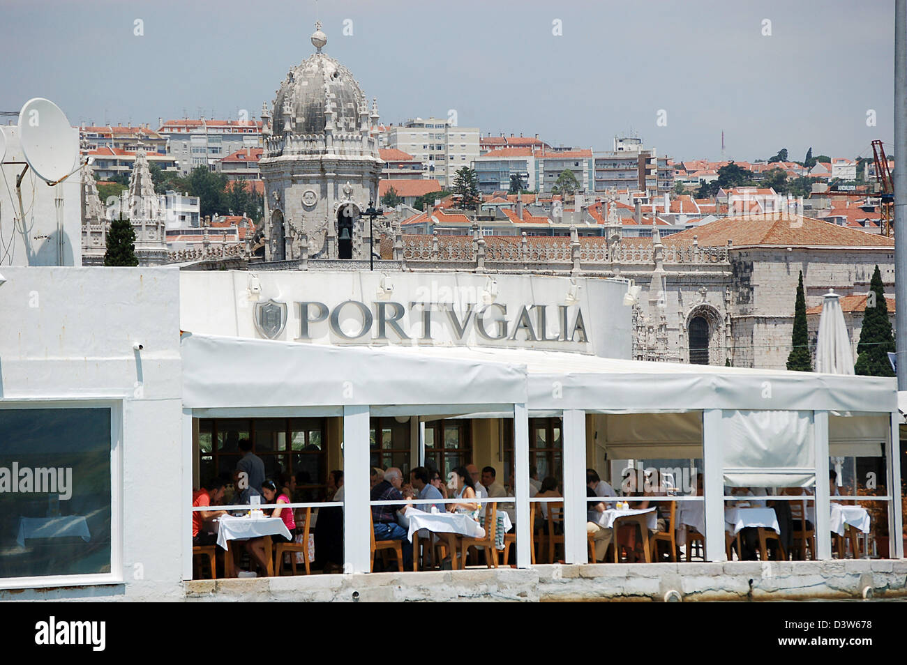 The picture shows the top restaurant 'Portugalia' at the Tejo riverside ...