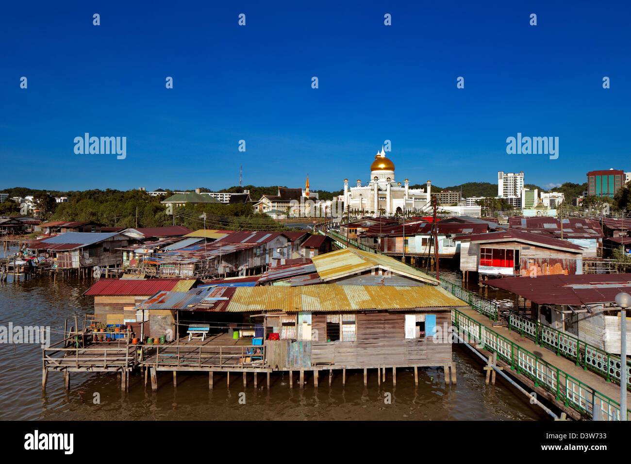 Brunei's capital Bandar Seri Begawan famed water village. Sultan Omar ...