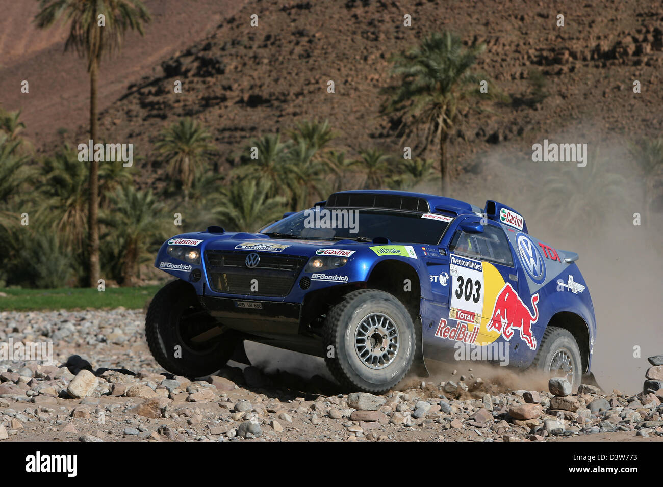 Volkswagen touareg pilot carlos sainz hi-res stock photography and ...