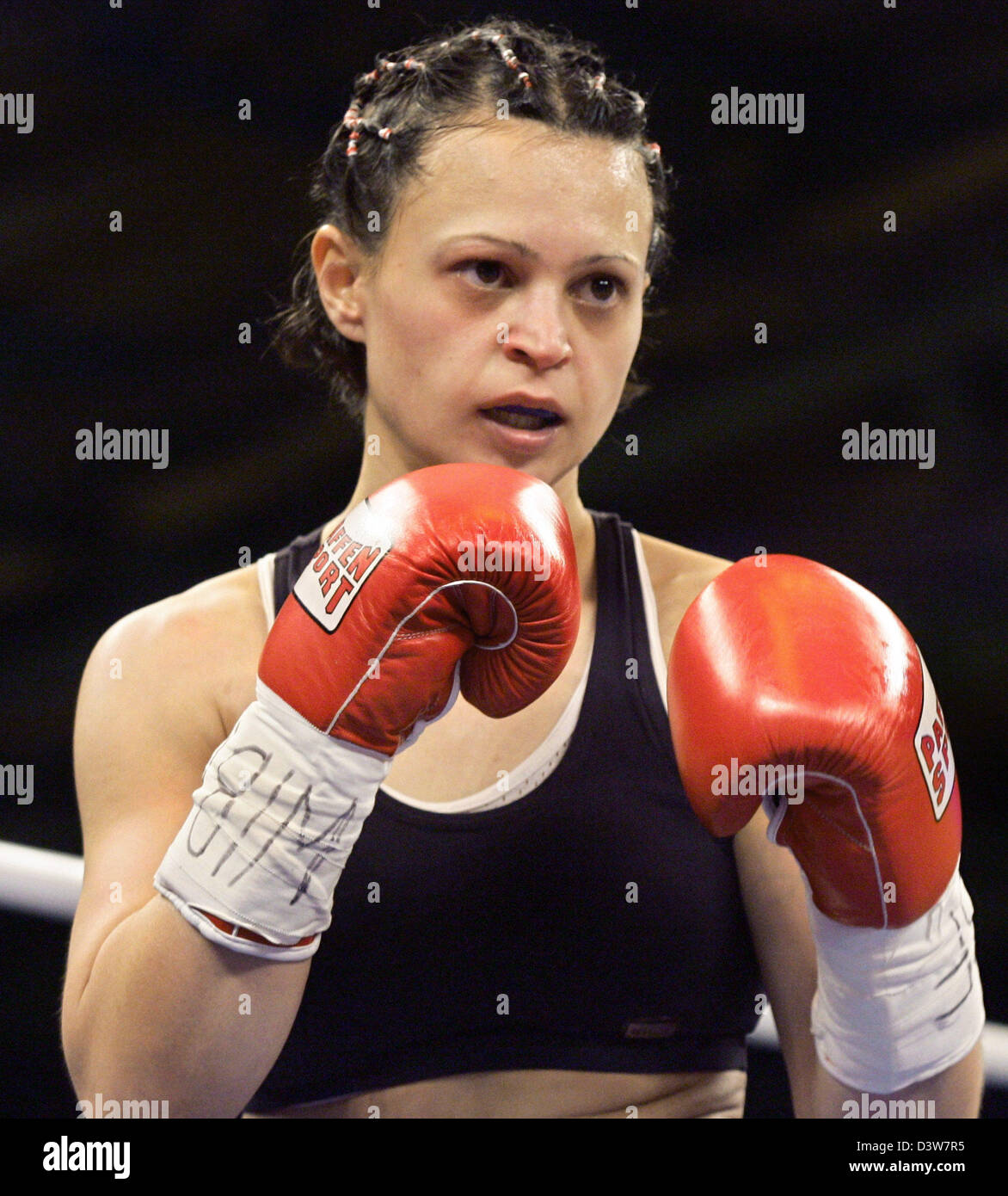 Flyweight division hi-res stock photography and images - Alamy