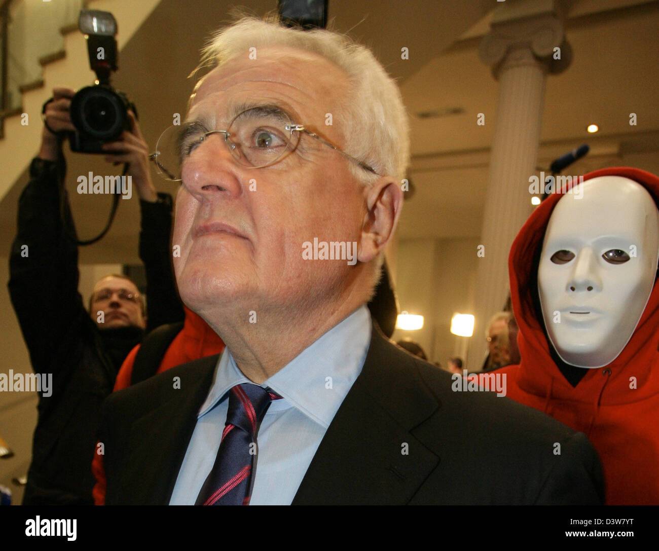 The former member of the VW board, Peter Hartz, is followed by ...