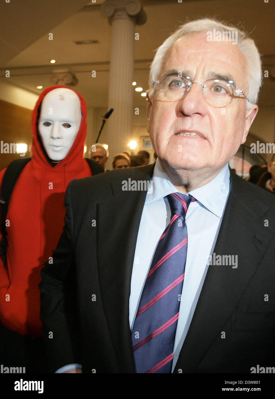 The former member of the VW board, Peter Hartz, is being followed by a ...