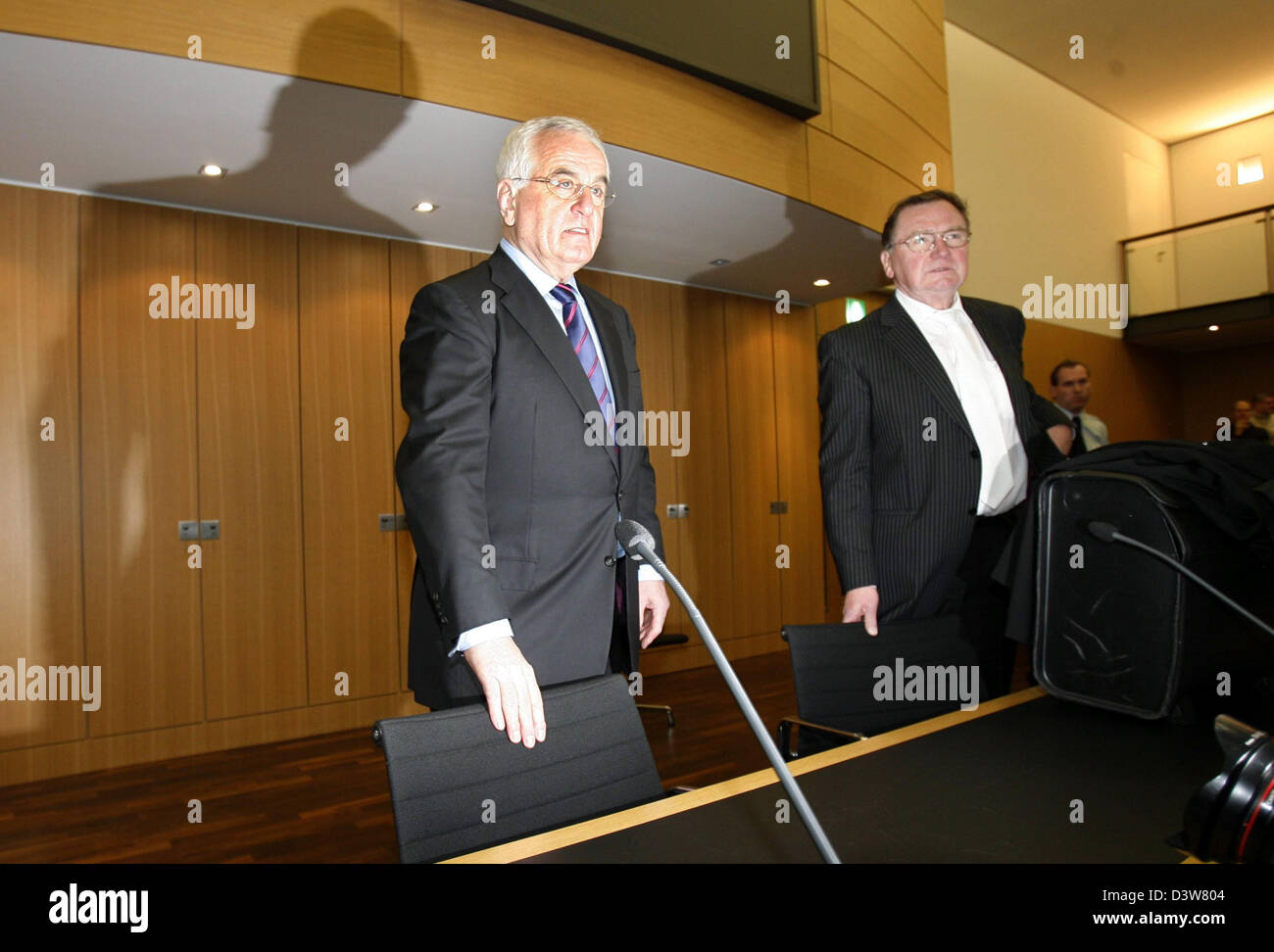 The former member of the VW board, Peter Hartz (L), and his solicitor ...