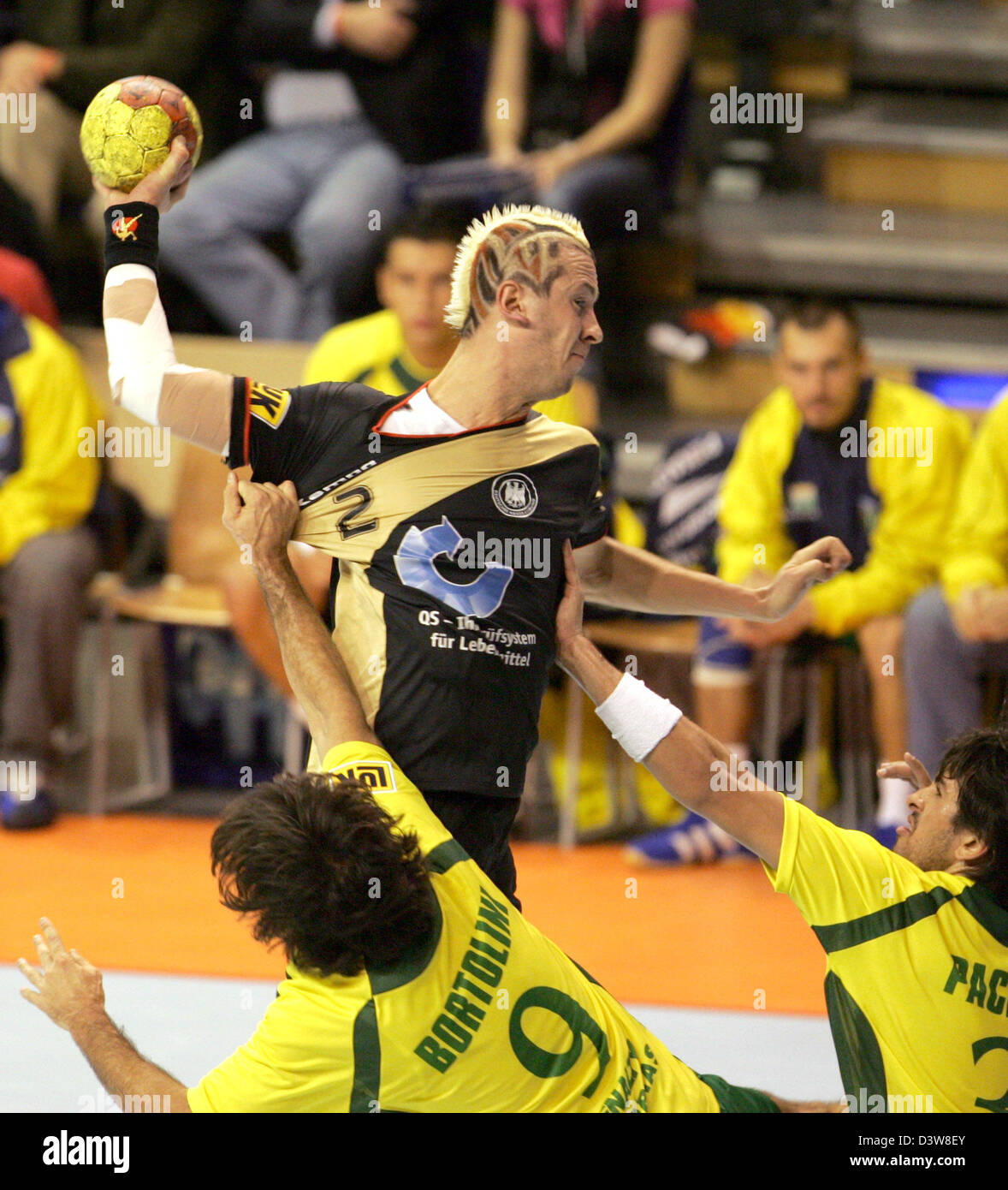 German international Pascal Hens (C) is blocked by Brazilians Leonardo ...