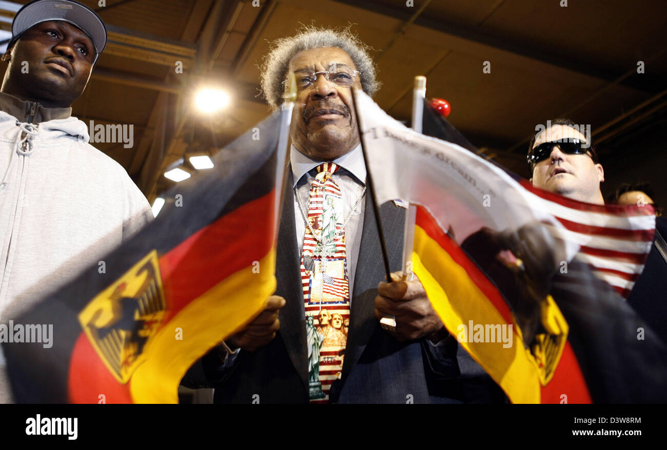 Boxer Ray Austin (L) from the USA and his promoter Don King (C) shown ...