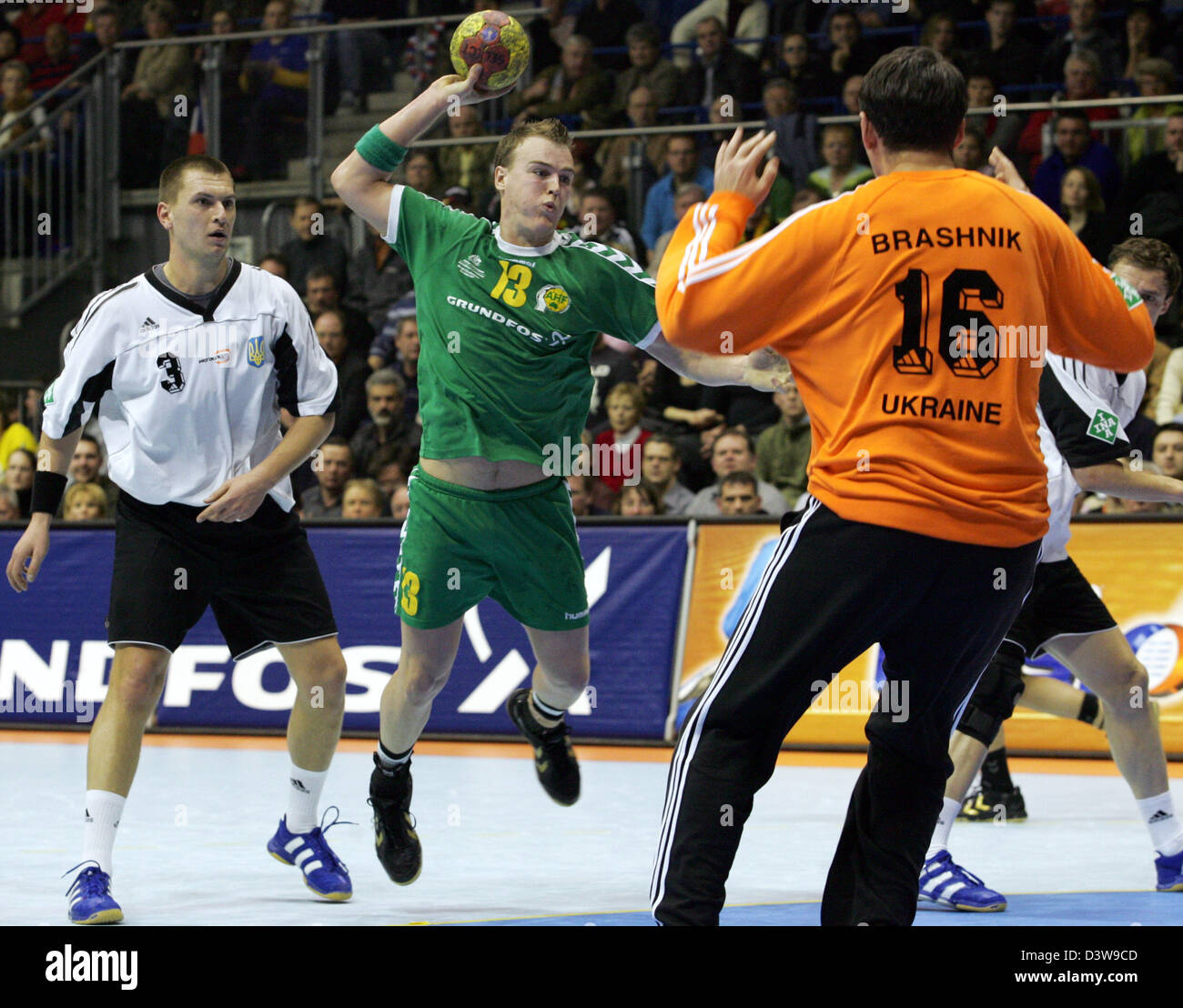 Australian Tim Jackson (C) scores during the 2007 German Handball World ...