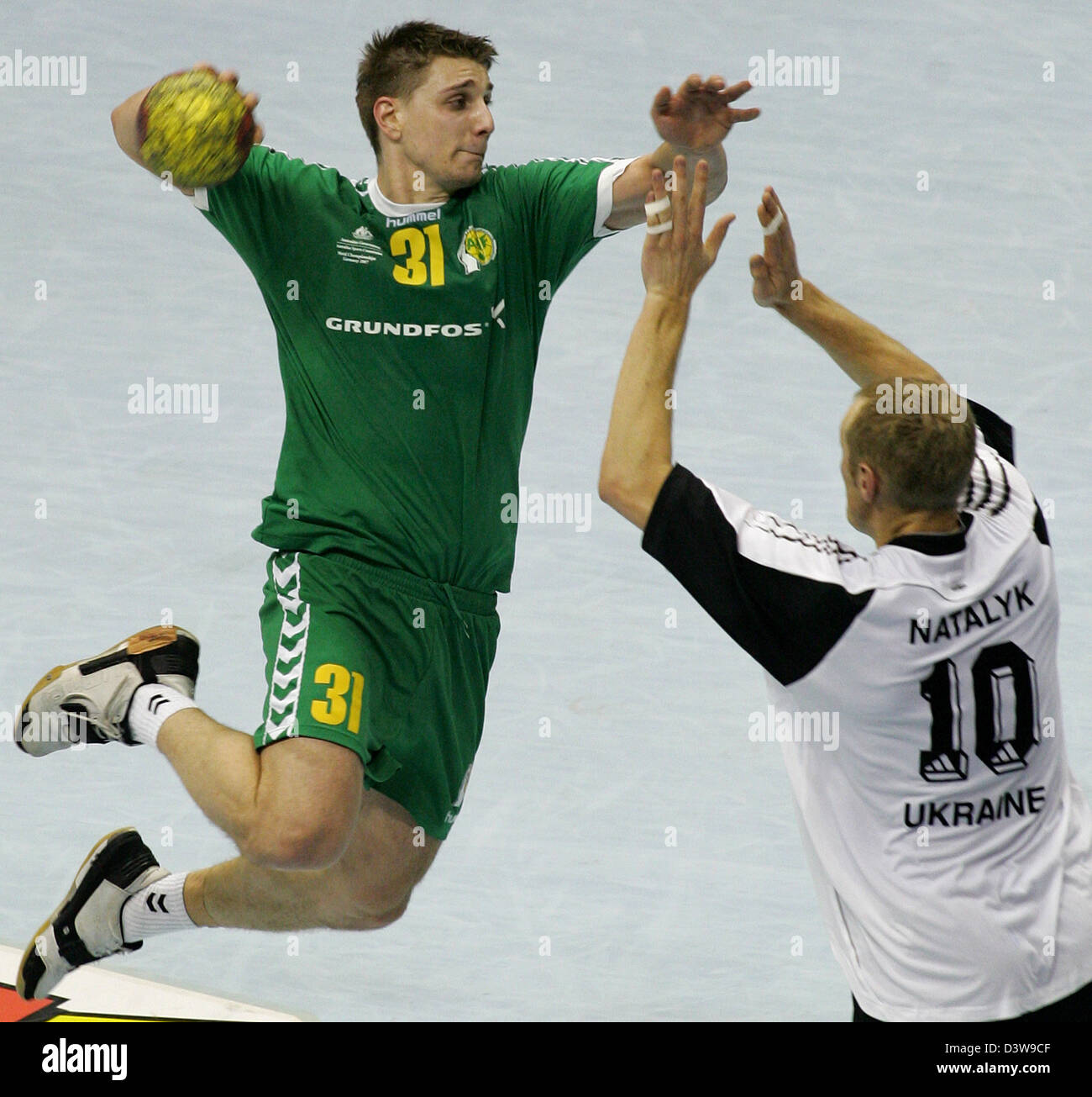 Australian Nemanja Subotic (L) scores during the 2007 German Handball ...