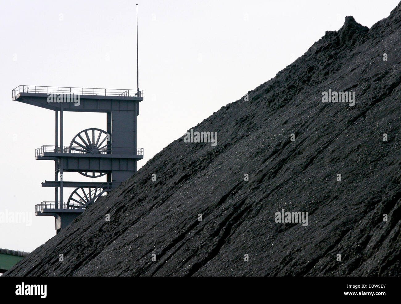 (dpa file) - The shaft tower of the colliery Prosper-Haniel is pictured ...