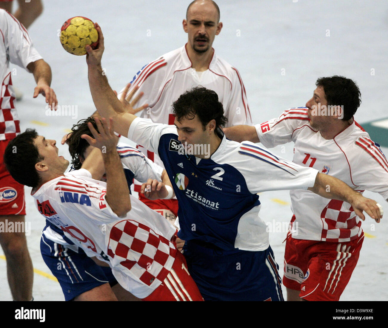 France's Jerome Fernandez (C) breaks through the Croatian defence ...