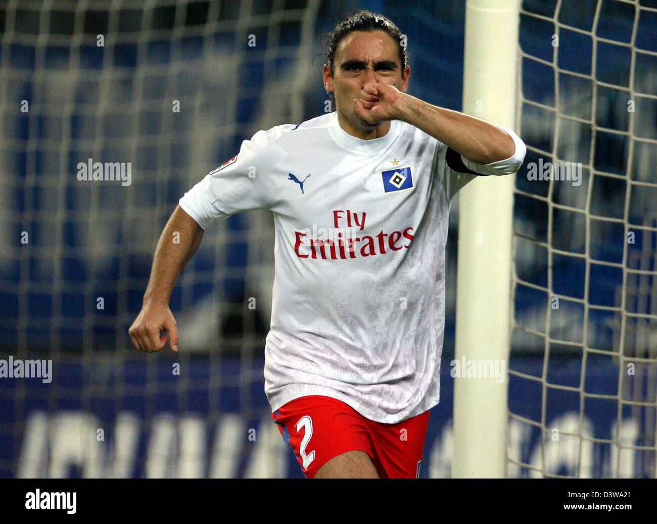 Hamburg's Juan Pablo Sorin celebrates his 1-0 penalty kick score during ...