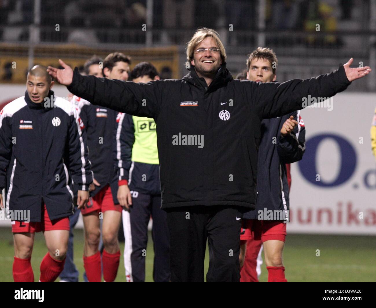 Mainz's head coach Juergen Klopp celebrates the 1-0 victory with his ...