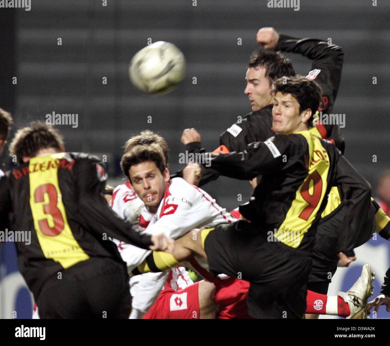 Dortmund's Markus Brzenka (L), Christoph Metzelder (2. R) and Nelson ...