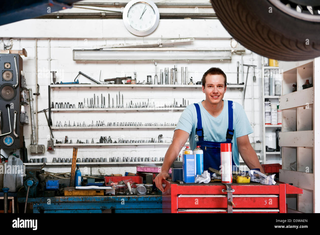 Small business practice of car garage repair shop Stock Photo - Alamy