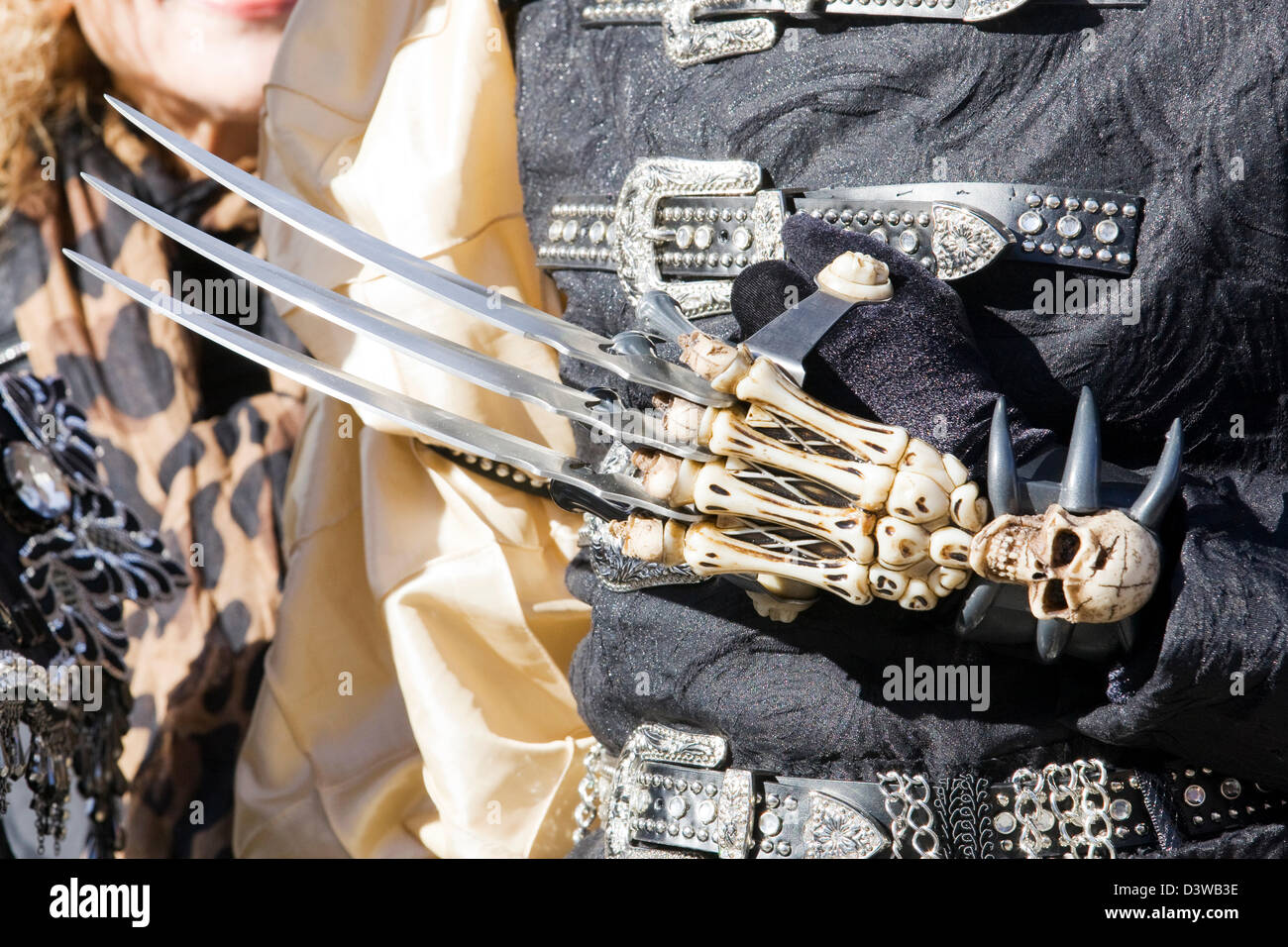 Bone claws hi-res stock photography and images - Alamy