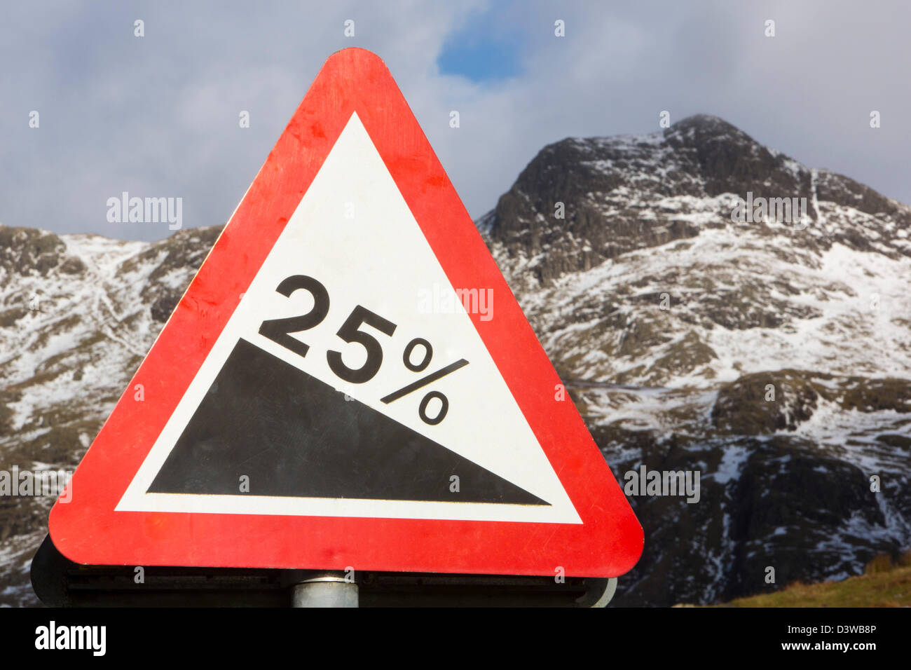 A steep road sign above Langale in the Lake District, UK Stock Photo ...