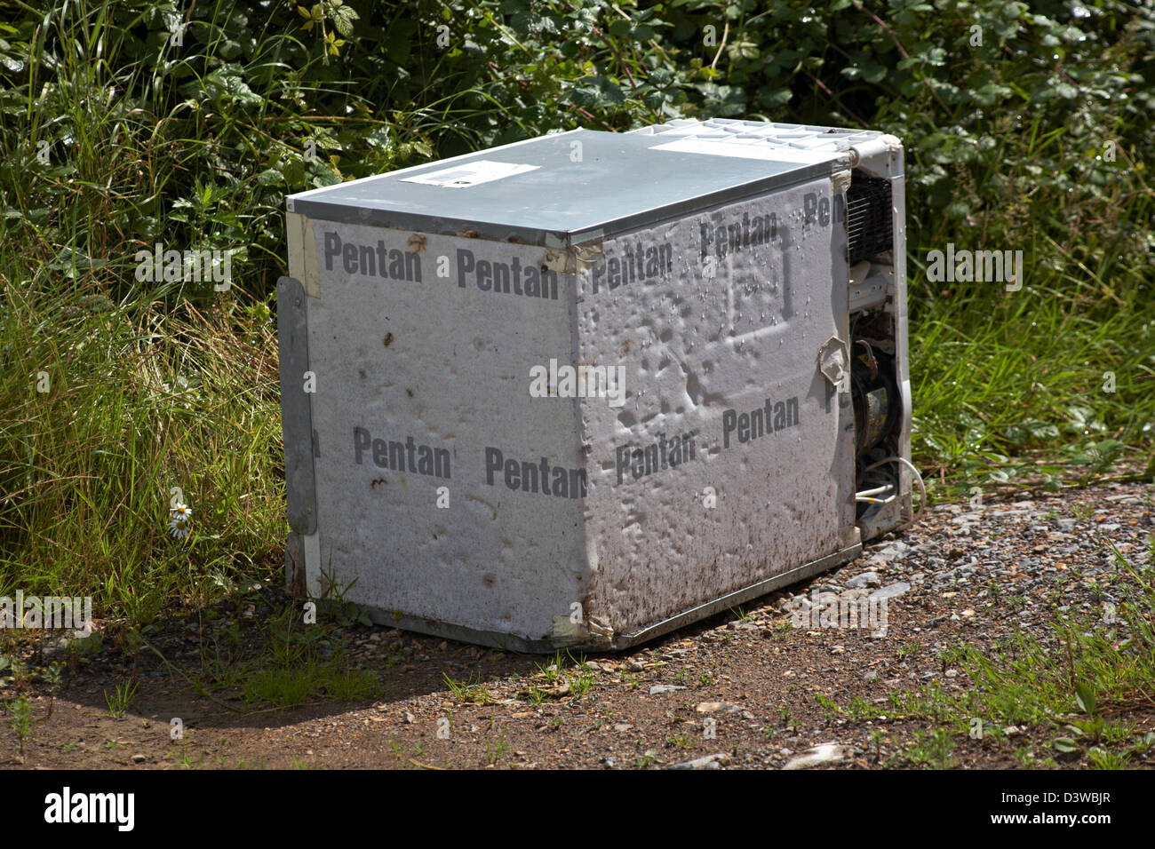 Fridge discarded fly tipping dumped hi-res stock photography and images ...