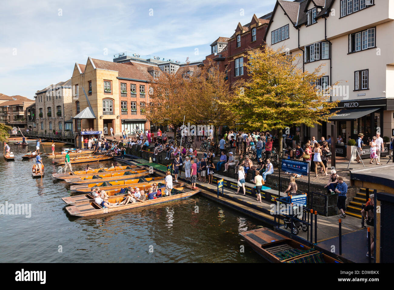 Crowds of visitors enjoy the River Granta and punting on Magdalene ...