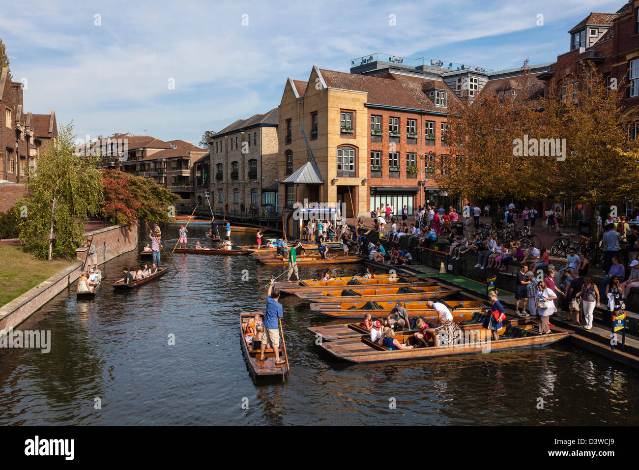 Crowds of visitors enjoy the River Granta and punting on Magdalene ...