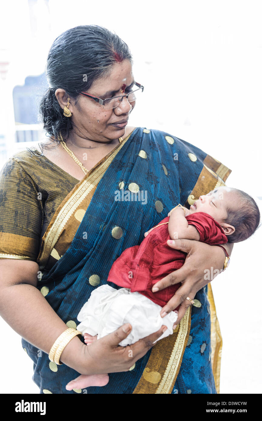 Hindu family celebrating a baptism at Sri Mariamman temple, Singapur ...