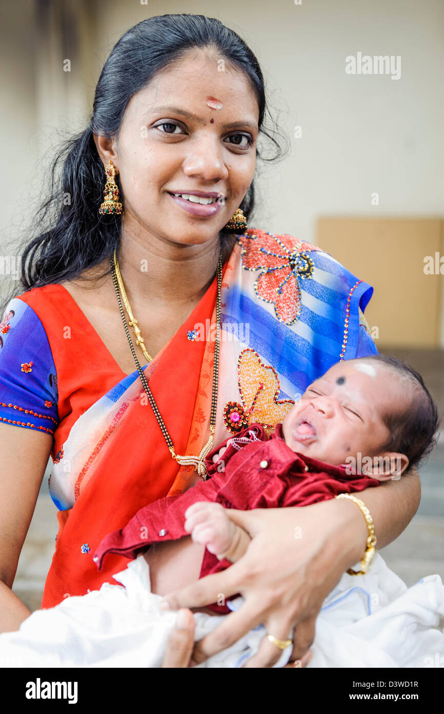 Hindu family celebrating a baptism at Sri Mariamman temple, Singapur ...