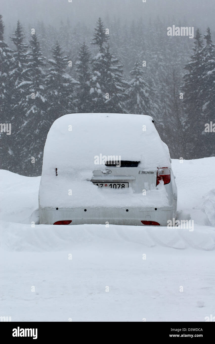 Car covered in snow Stock Photo - Alamy