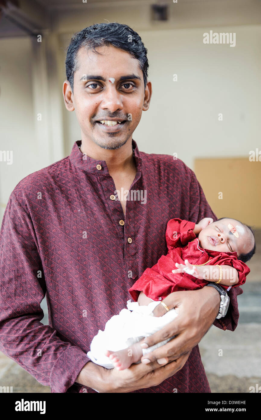 Hindu family celebrating a baptism at Sri Mariamman temple, Singapur ...