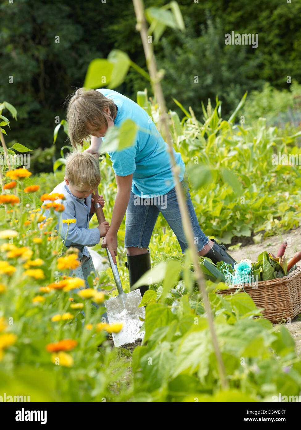 Garden children sweet peas hi-res stock photography and images - Alamy