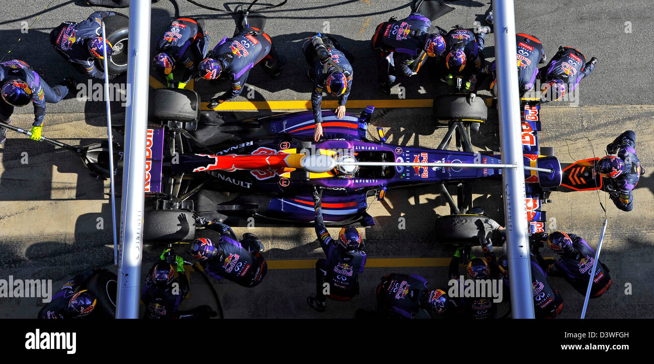 Sebastian Vettel (GER),Red Bull Racing RB9 and his mechanics practice ...