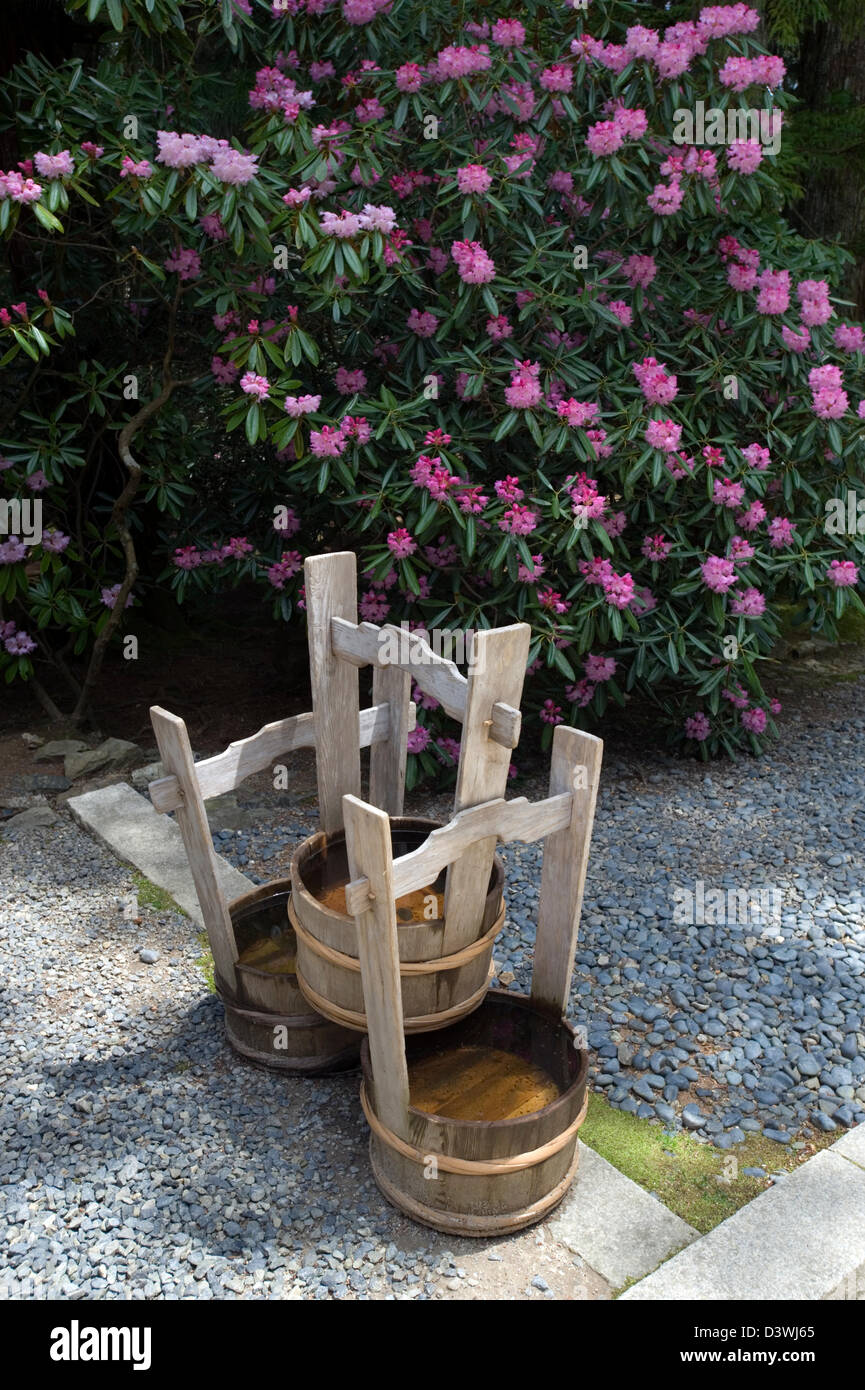 Japanese water buckets hi-res stock photography and images - Alamy