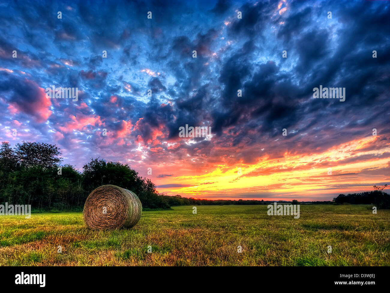 A beautiful sunset over a rural farm field Stock Photo - Alamy
