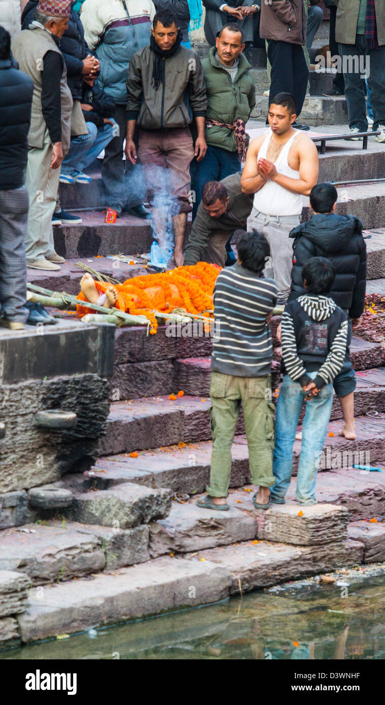 Cremation at Pashupati Temple Complex, Kathmandu, Nepal Stock Photo - Alamy