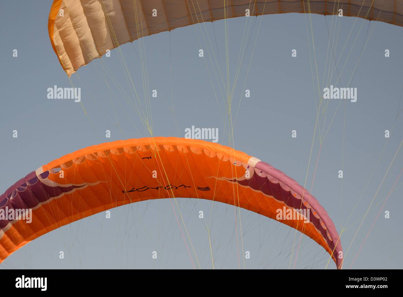 Paraglider strings hi-res stock photography and images - Alamy