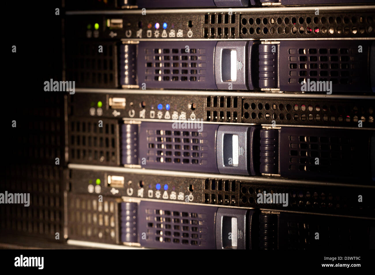 Rack mounted blade server hi-res stock photography and images - Alamy