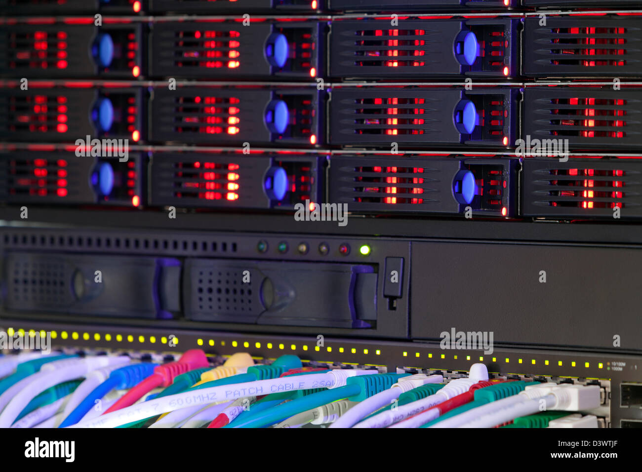 Rack mounted blade server hi-res stock photography and images - Alamy