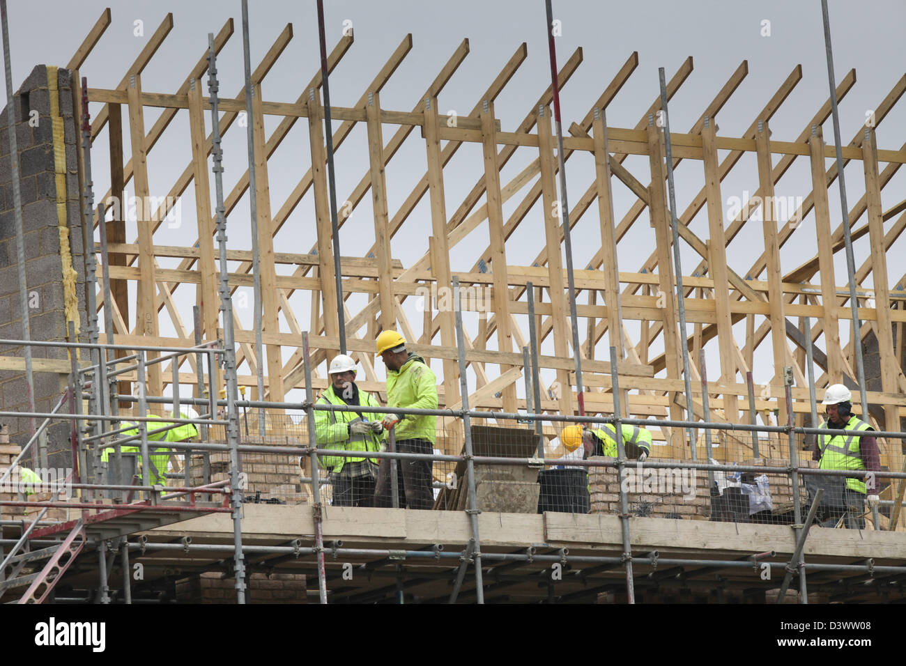 BUILDERS AT WORK ON NEW HOMES IN CAMBRIDGE Stock Photo - Alamy