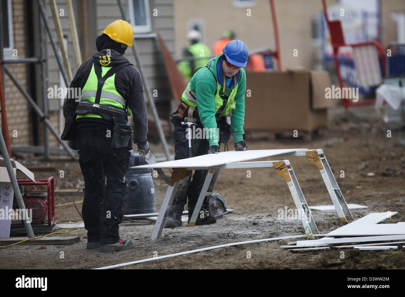 BUILDERS AT WORK ON NEW HOMES IN CAMBRIDGE Stock Photo - Alamy
