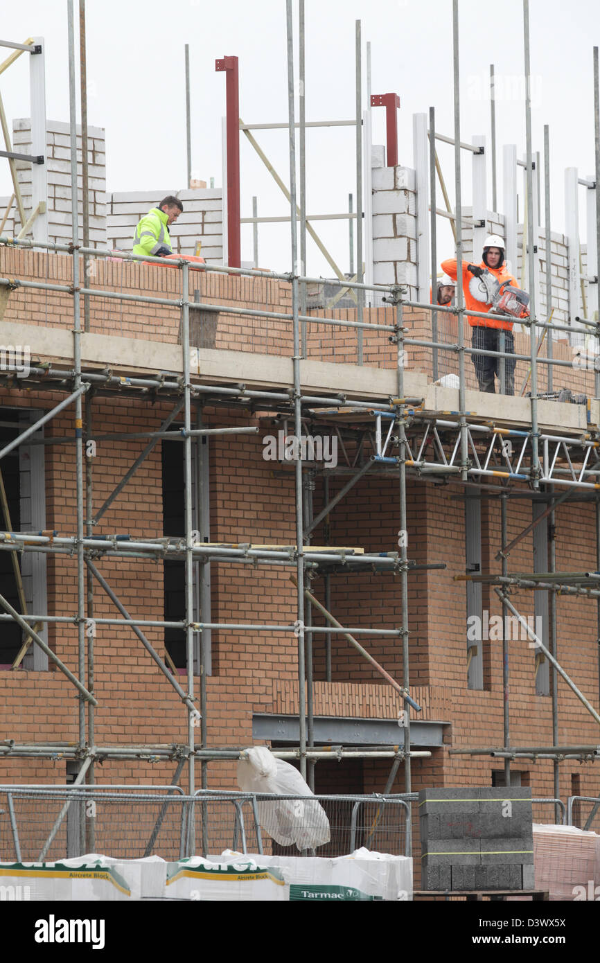 BUILDERS AT WORK ON NEW HOMES IN CAMBRIDGE Stock Photo - Alamy
