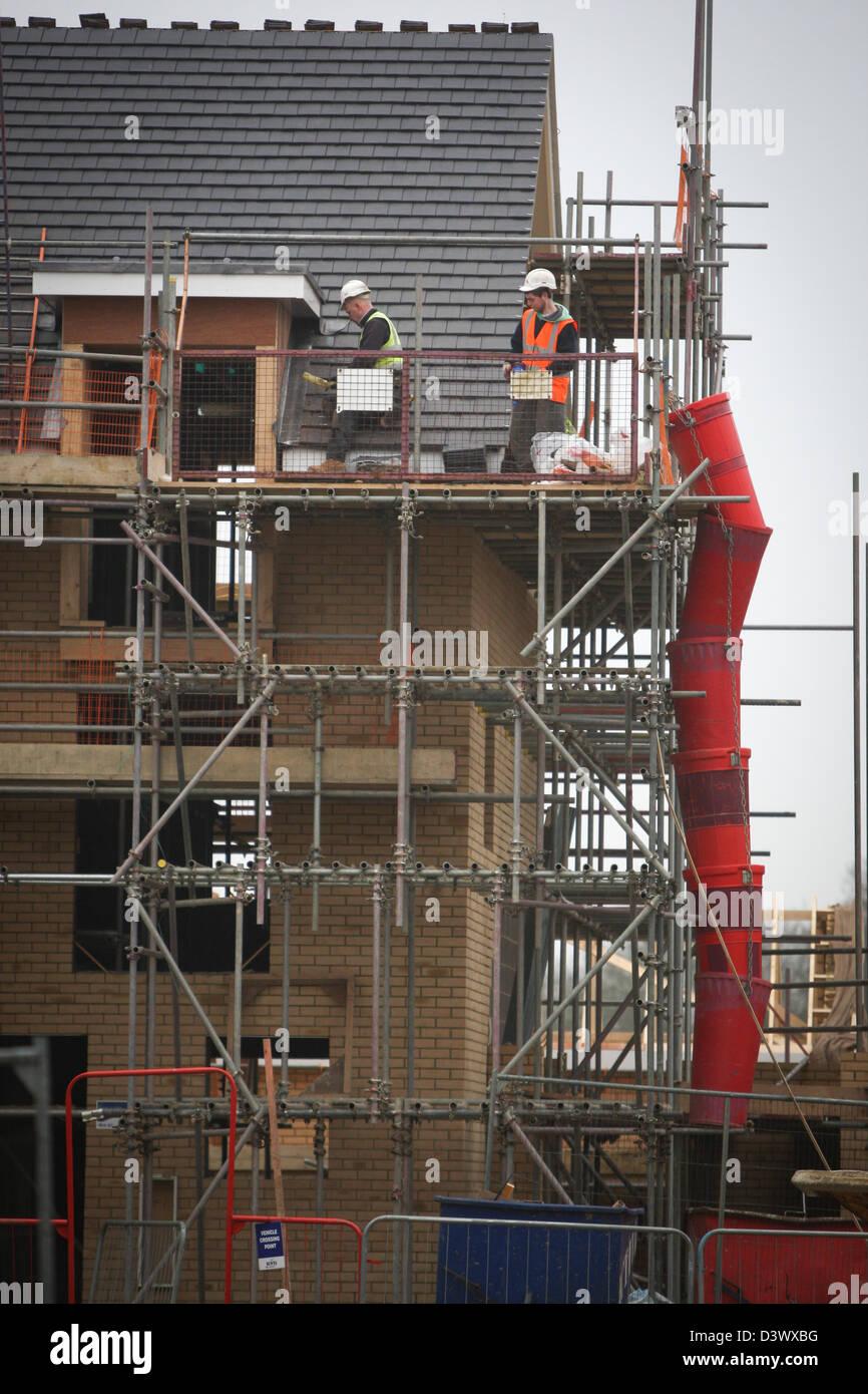 BUILDERS AT WORK ON NEW HOMES IN CAMBRIDGE Stock Photo - Alamy