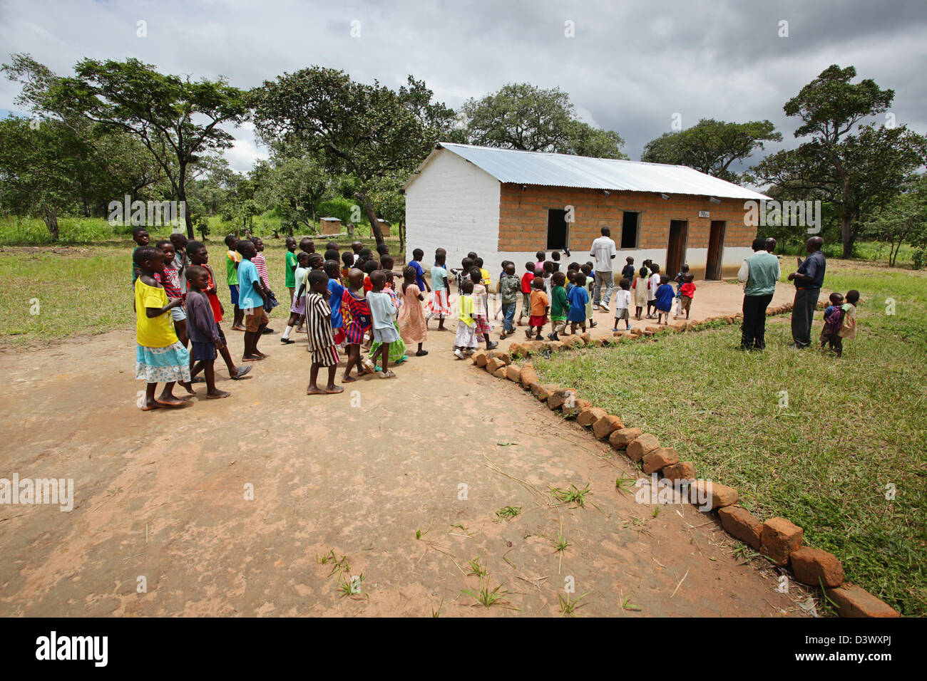 Kids outside school building hi-res stock photography and images - Alamy