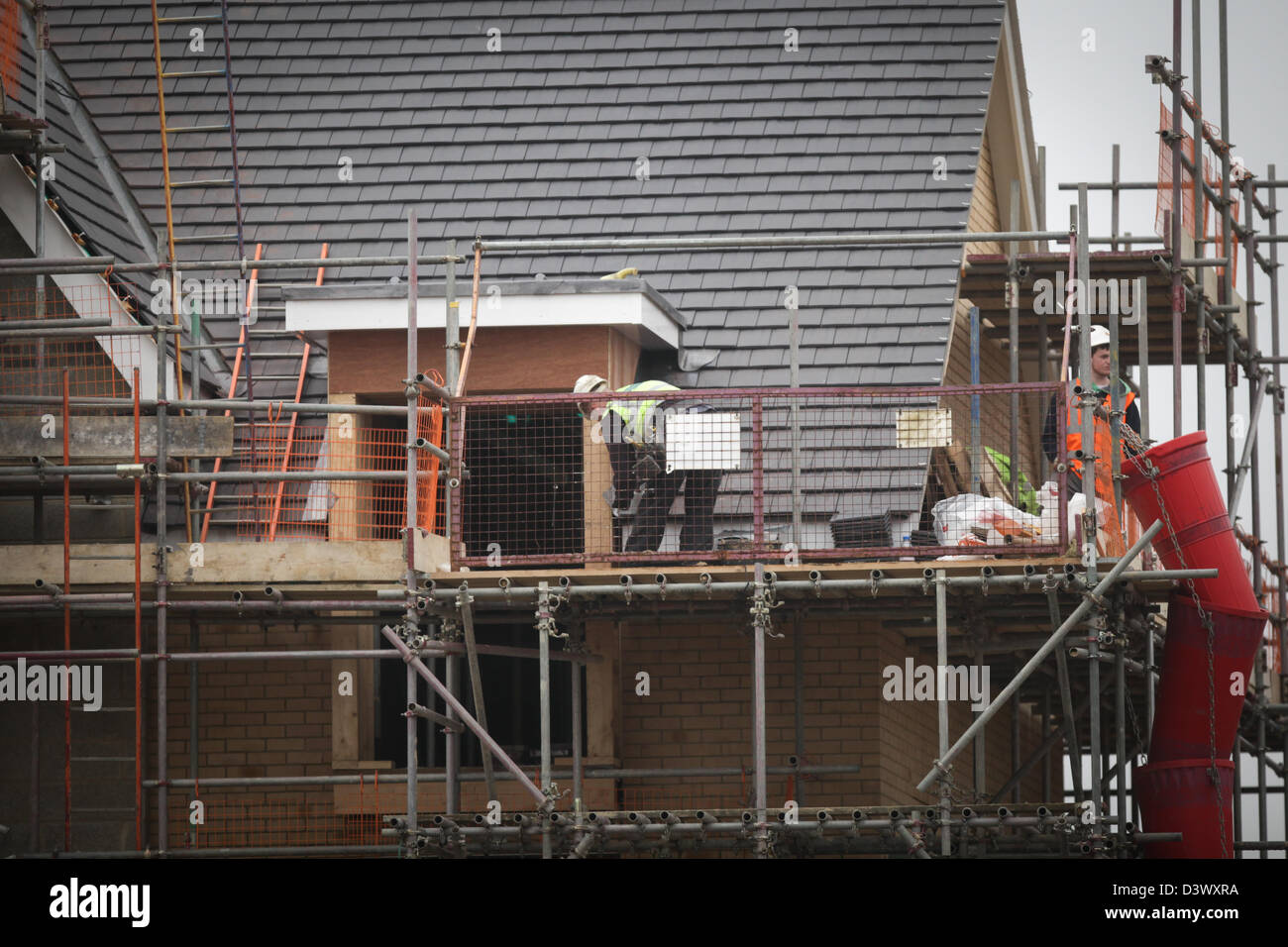 BUILDERS AT WORK ON NEW HOMES IN CAMBRIDGE Stock Photo - Alamy