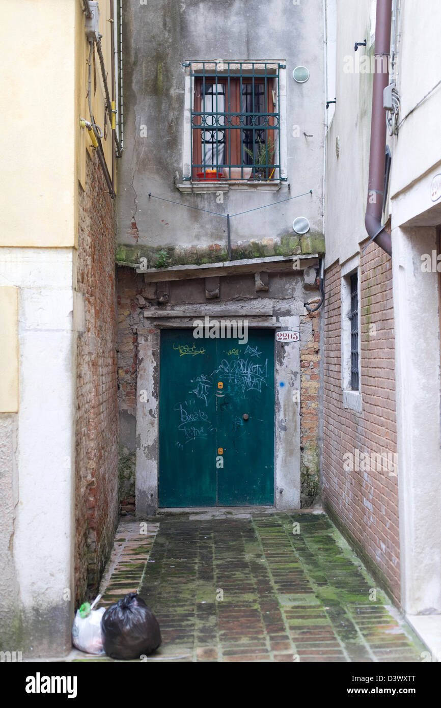 Moss covered building hi-res stock photography and images - Alamy